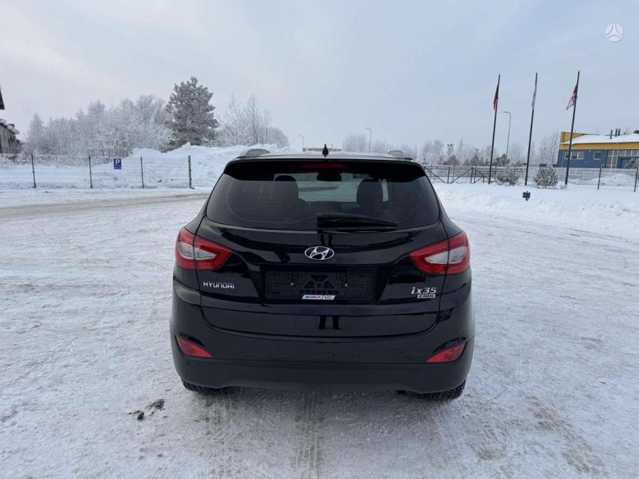 Black Hyundai ix35 2013 in Telschi, with an engine capacity of 1.69 L and mileage of 220 thousand km for 6700 €, photo 6 on AUTOMOTO.COM.LV