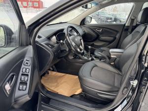 Black Hyundai ix35 2013 in Telschi, with an engine capacity of 1.69 L and mileage of 220 thousand km for 6700 €, photo 12 on AUTOMOTO.COM.LV