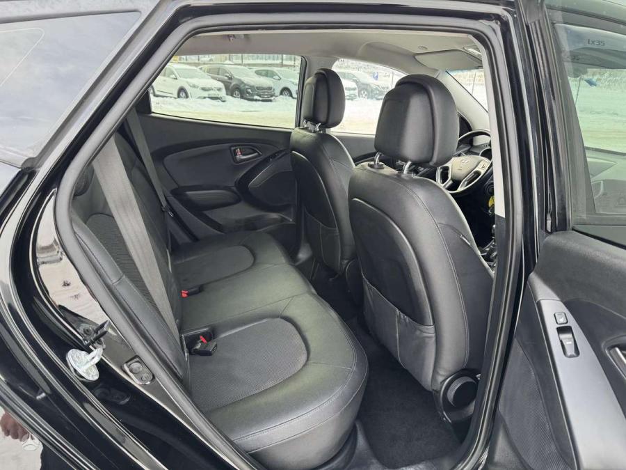 Black Hyundai ix35 2013 in Telschi, with an engine capacity of 1.69 L and mileage of 220 thousand km for 6700 €, photo 19 on AUTOMOTO.COM.LV