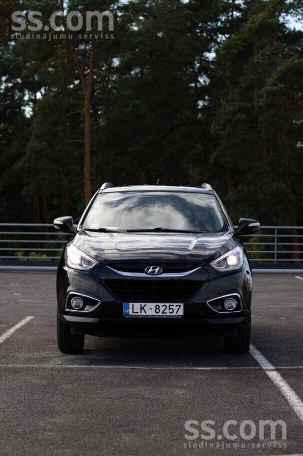 Black Hyundai ix35 2013 in Riga, with an engine capacity of 1.70 L and mileage of 177 thousand km for 5900 €, photo 3 on AUTOMOTO.COM.LV