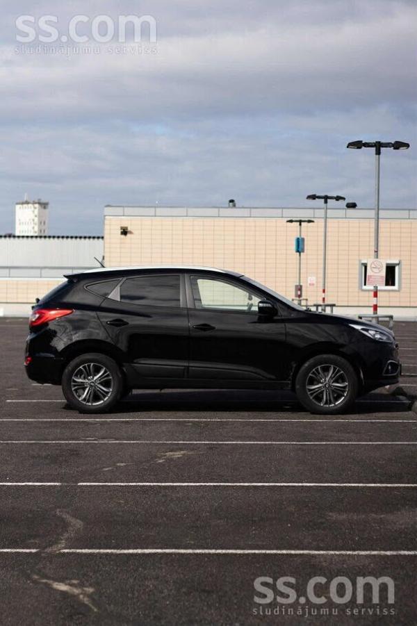 Black Hyundai ix35 2013 in Riga, with an engine capacity of 1.70 L and mileage of 177 thousand km for 5900 €, photo 4 on AUTOMOTO.COM.LV