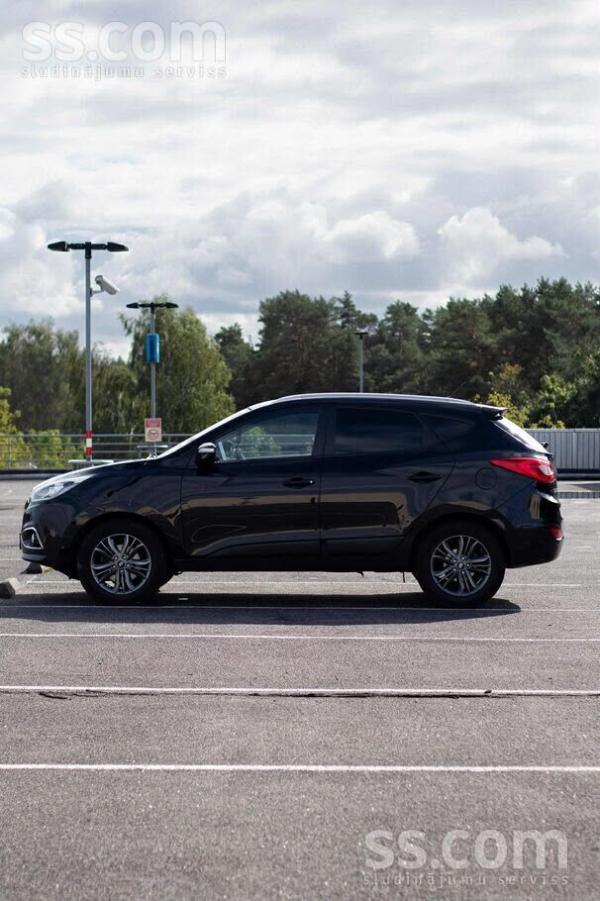 Black Hyundai ix35 2013 in Riga, with an engine capacity of 1.70 L and mileage of 177 thousand km for 5900 €, photo 5 on AUTOMOTO.COM.LV