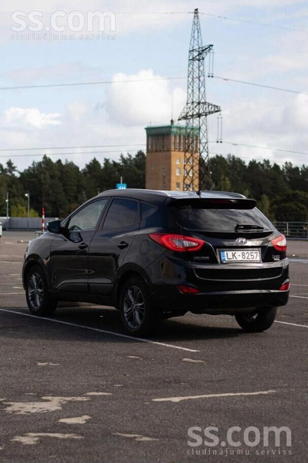 Black Hyundai ix35 2013 in Riga, with an engine capacity of 1.70 L and mileage of 177 thousand km for 5900 €, photo 6 on AUTOMOTO.COM.LV