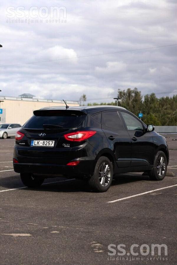 Black Hyundai ix35 2013 in Riga, with an engine capacity of 1.70 L and mileage of 177 thousand km for 5900 €, photo 7 on AUTOMOTO.COM.LV