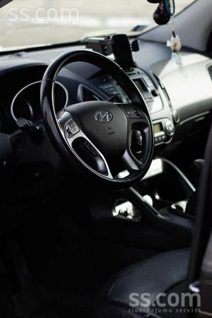 Melns Hyundai ix35 2013 Rīga, ar dzinēja tilpumu 1.70 L un nobraukumu 177 tūkst. km par 5900 €, foto 12 vietnē AUTOMOTO.COM.LV
