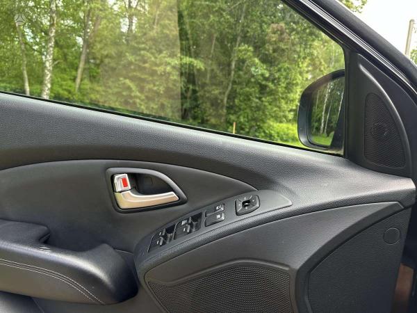 Black Hyundai ix35 2013 in Kaunas, with an engine capacity of 1.59 L and mileage of 240 thousand km for 5750 €, photo 10 on AUTOMOTO.COM.LV