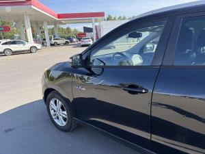 Black Hyundai ix35 2013 in Taurage, with an engine capacity of 1.69 L and mileage of 218 thousand km for 5500 €, photo 3 on AUTOMOTO.COM.LV