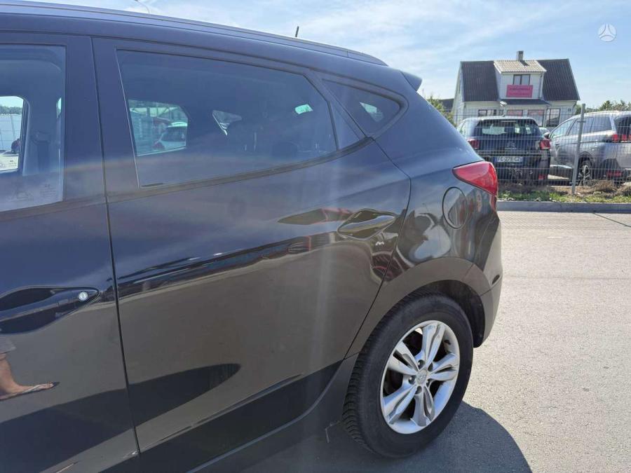 Black Hyundai ix35 2013 in Taurage, with an engine capacity of 1.69 L and mileage of 218 thousand km for 5500 €, photo 4 on AUTOMOTO.COM.LV