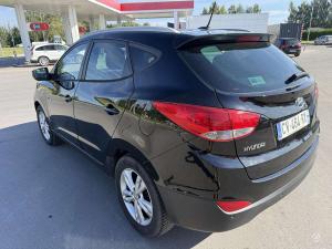 Black Hyundai ix35 2013 in Taurage, with an engine capacity of 1.69 L and mileage of 218 thousand km for 5500 €, photo 5 on AUTOMOTO.COM.LV