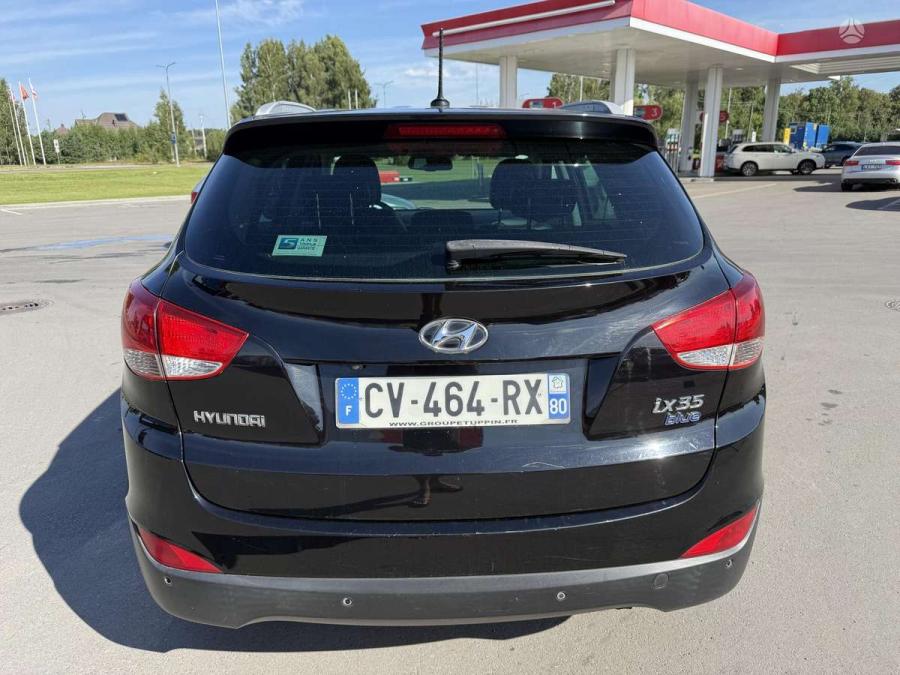 Black Hyundai ix35 2013 in Taurage, with an engine capacity of 1.69 L and mileage of 218 thousand km for 5500 €, photo 6 on AUTOMOTO.COM.LV