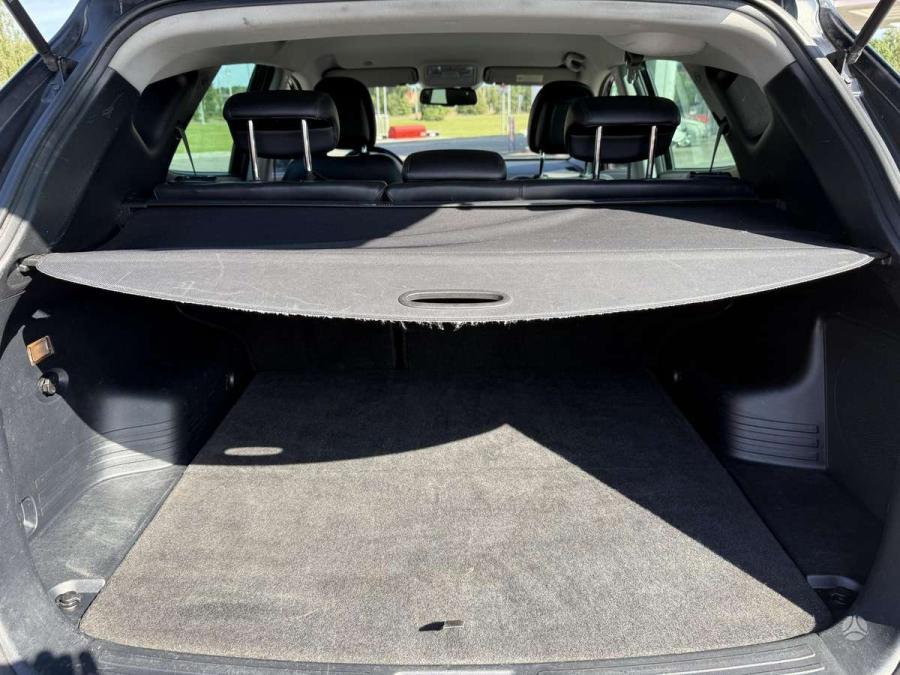 Black Hyundai ix35 2013 in Taurage, with an engine capacity of 1.69 L and mileage of 218 thousand km for 5500 €, photo 7 on AUTOMOTO.COM.LV