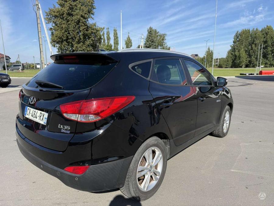 Black Hyundai ix35 2013 in Taurage, with an engine capacity of 1.69 L and mileage of 218 thousand km for 5500 €, photo 8 on AUTOMOTO.COM.LV