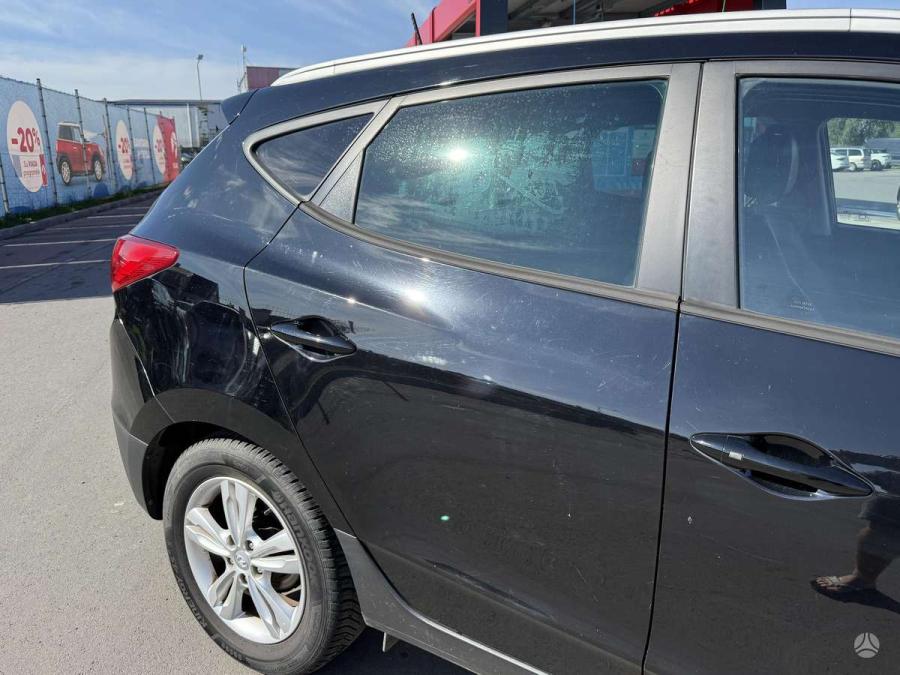 Black Hyundai ix35 2013 in Taurage, with an engine capacity of 1.69 L and mileage of 218 thousand km for 5500 €, photo 9 on AUTOMOTO.COM.LV