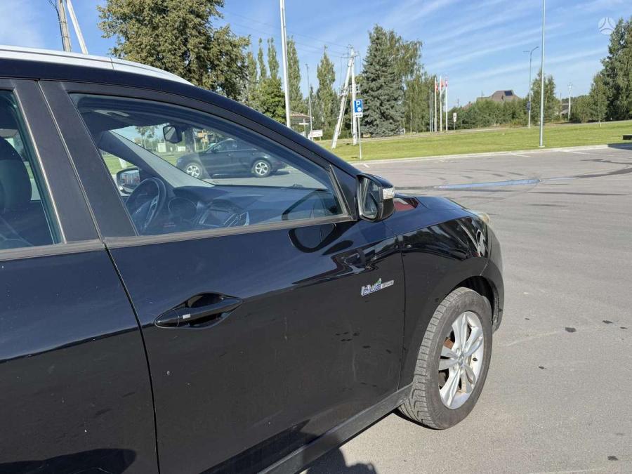 Black Hyundai ix35 2013 in Taurage, with an engine capacity of 1.69 L and mileage of 218 thousand km for 5500 €, photo 10 on AUTOMOTO.COM.LV