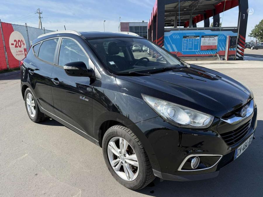 Black Hyundai ix35 2013 in Taurage, with an engine capacity of 1.69 L and mileage of 218 thousand km for 5500 €, photo 11 on AUTOMOTO.COM.LV