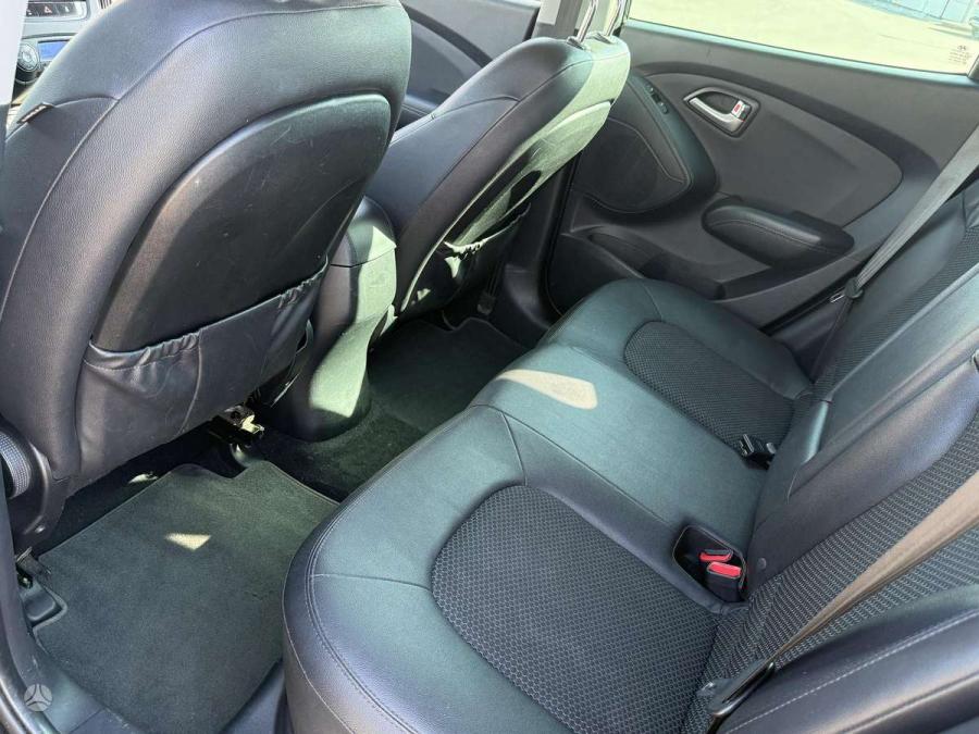 Black Hyundai ix35 2013 in Taurage, with an engine capacity of 1.69 L and mileage of 218 thousand km for 5500 €, photo 13 on AUTOMOTO.COM.LV