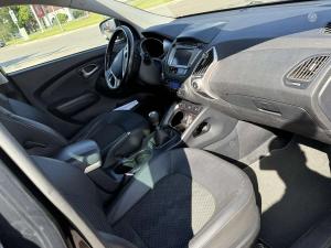 Black Hyundai ix35 2013 in Taurage, with an engine capacity of 1.69 L and mileage of 218 thousand km for 5500 €, photo 14 on AUTOMOTO.COM.LV