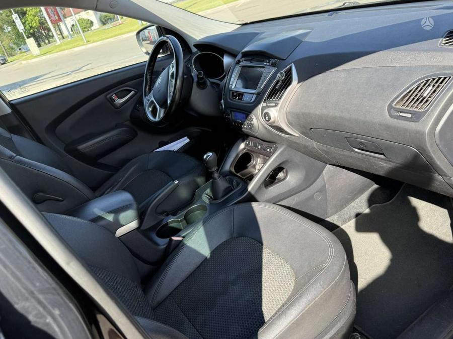 Black Hyundai ix35 2013 in Taurage, with an engine capacity of 1.69 L and mileage of 218 thousand km for 5500 €, photo 14 on AUTOMOTO.COM.LV