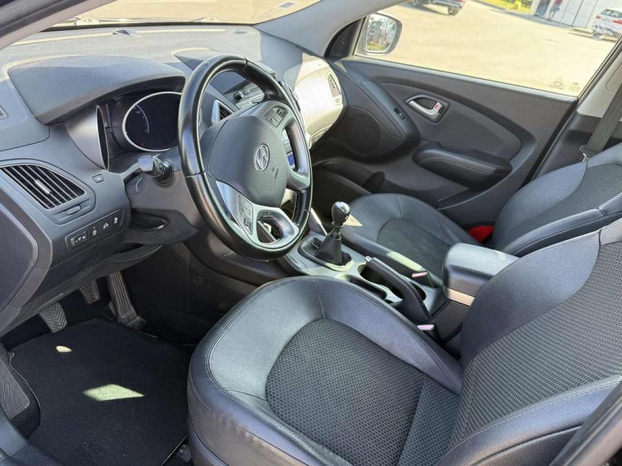 Black Hyundai ix35 2013 in Taurage, with an engine capacity of 1.69 L and mileage of 218 thousand km for 5500 €, photo 15 on AUTOMOTO.COM.LV