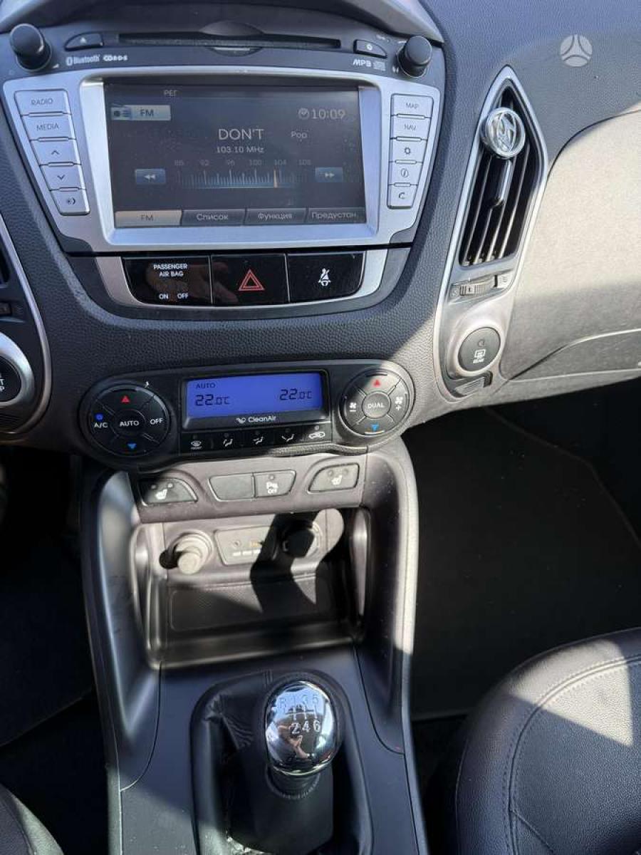 Black Hyundai ix35 2013 in Taurage, with an engine capacity of 1.69 L and mileage of 218 thousand km for 5500 €, photo 16 on AUTOMOTO.COM.LV