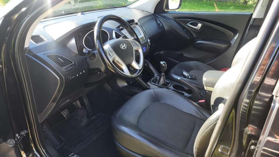 Melns Hyundai ix35 2013 Šauļi, ar dzinēja tilpumu 1.69 L un nobraukumu 184 tūkst. km par 5950 €, foto 18 vietnē AUTOMOTO.COM.LV