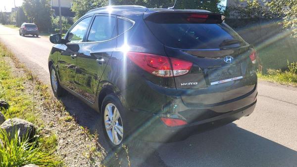 Black Hyundai ix35 2013 in Siauliai, with an engine capacity of 1.69 L and mileage of 184 thousand km for 5950 €, photo 7 on AUTOMOTO.COM.LV