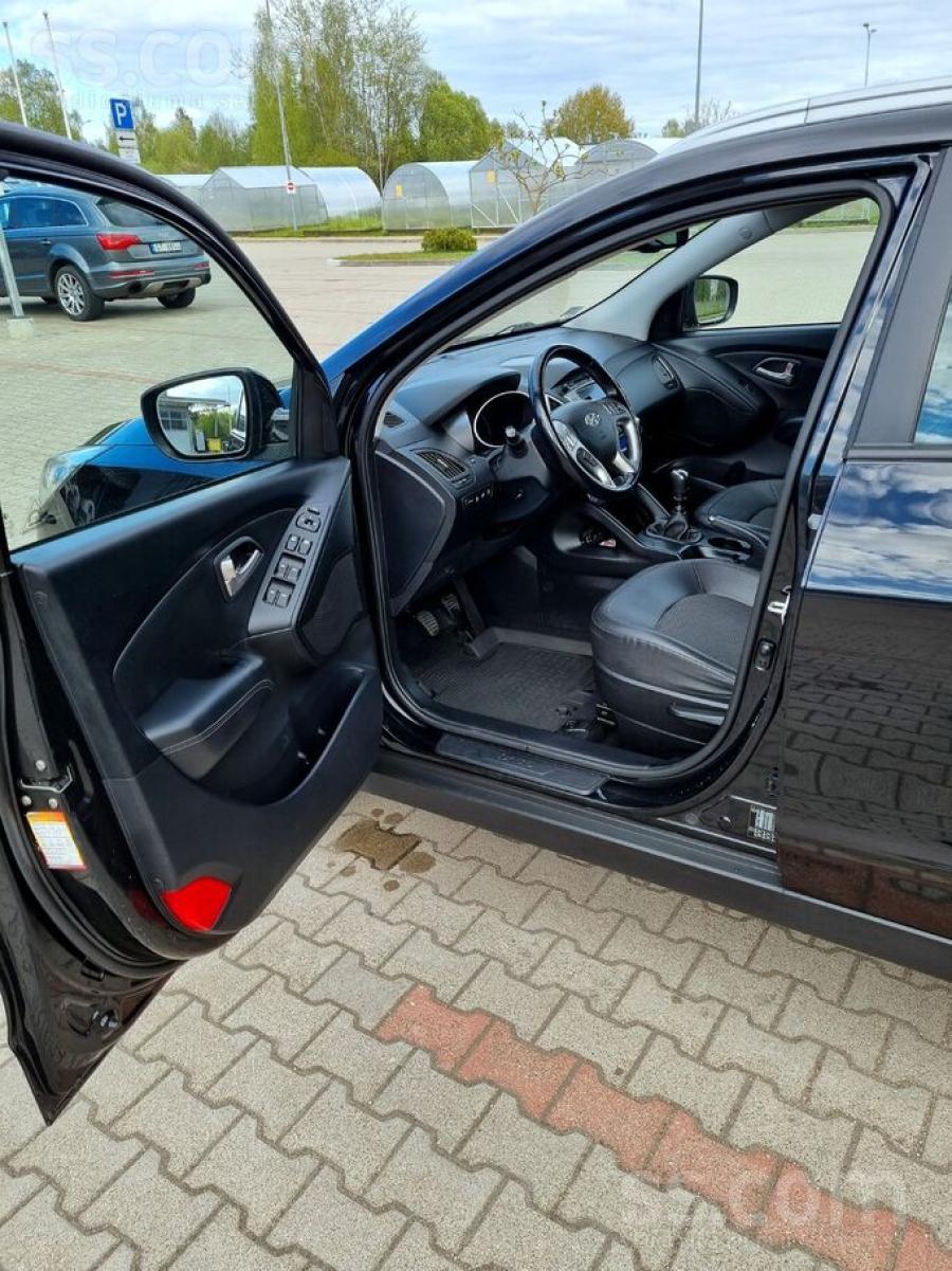 Melns Hyundai ix35 2014 Rīga, ar dzinēja tilpumu 1.70 L un nobraukumu 278 tūkst. km par 6500 €, foto 7 vietnē AUTOMOTO.COM.LV