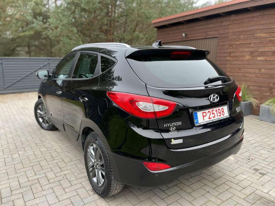 Black Hyundai ix35 2014 in Druskininkai, with an engine capacity of 1.69 L and mileage of 251 thousand km for 6990 €, photo 3 on AUTOMOTO.COM.LV