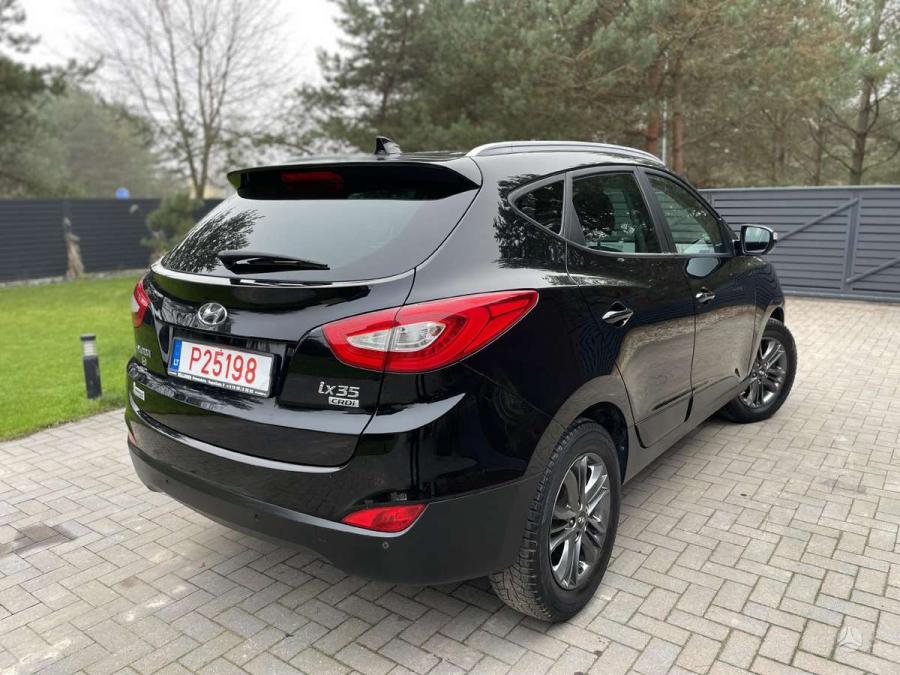 Black Hyundai ix35 2014 in Druskininkai, with an engine capacity of 1.69 L and mileage of 251 thousand km for 6990 €, photo 4 on AUTOMOTO.COM.LV
