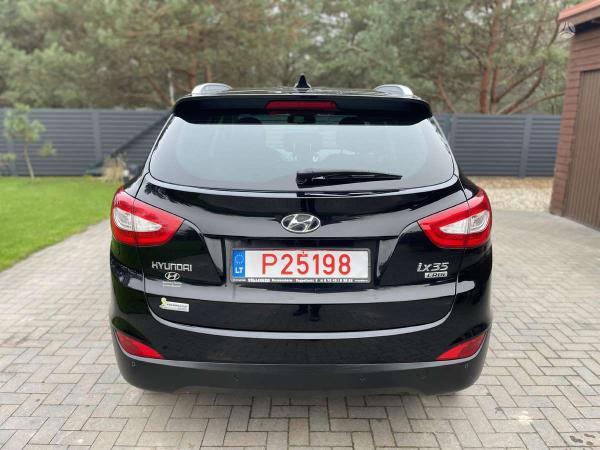 Black Hyundai ix35 2014 in Druskininkai, with an engine capacity of 1.69 L and mileage of 251 thousand km for 6990 €, photo 5 on AUTOMOTO.COM.LV