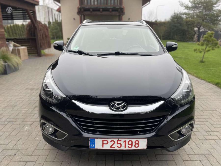 Black Hyundai ix35 2014 in Druskininkai, with an engine capacity of 1.69 L and mileage of 251 thousand km for 6990 €, photo 6 on AUTOMOTO.COM.LV