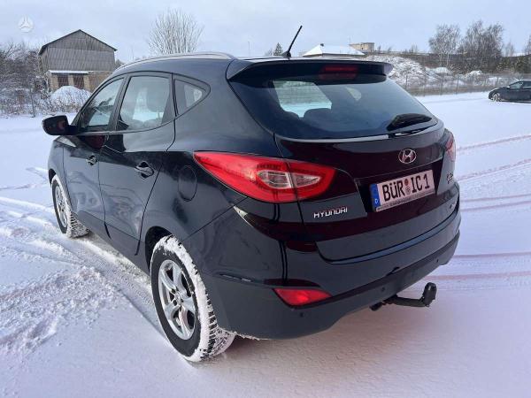 Melns Hyundai ix35 2014 Telšiai, ar dzinēja tilpumu 2.00 L un nobraukumu 120 tūkst. km par 5900 €, foto 4 vietnē AUTOMOTO.COM.LV