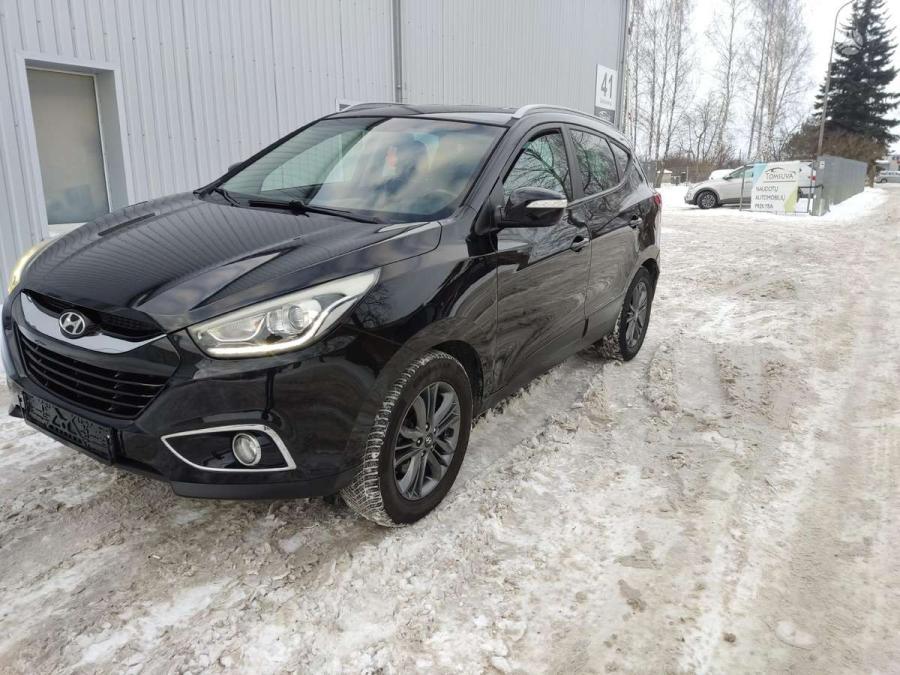 Black Hyundai ix35 2014 in Ukmerge, with an engine capacity of 1.69 L and mileage of 183 thousand km for 6250 €, photo 2 on AUTOMOTO.COM.LV