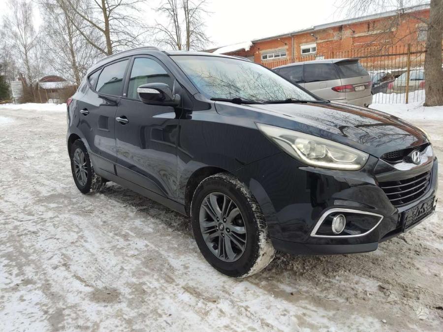 Black Hyundai ix35 2014 in Ukmerge, with an engine capacity of 1.69 L and mileage of 183 thousand km for 6250 €, photo 3 on AUTOMOTO.COM.LV