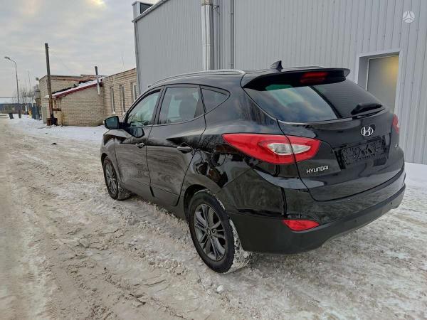 Black Hyundai ix35 2014 in Ukmerge, with an engine capacity of 1.69 L and mileage of 183 thousand km for 6250 €, photo 4 on AUTOMOTO.COM.LV