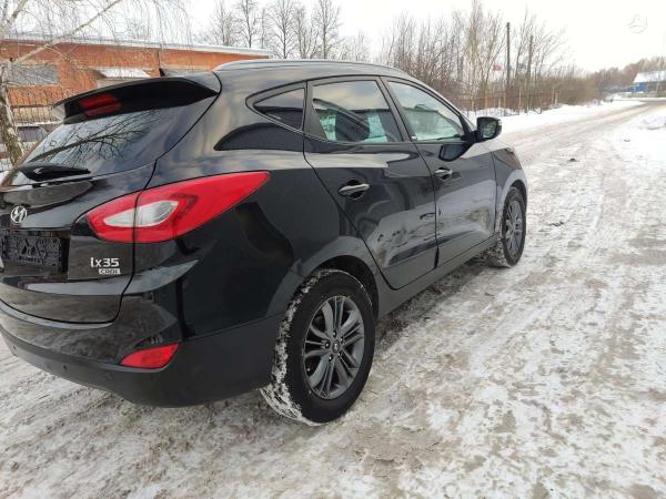Black Hyundai ix35 2014 in Ukmerge, with an engine capacity of 1.69 L and mileage of 183 thousand km for 6250 €, photo 5 on AUTOMOTO.COM.LV