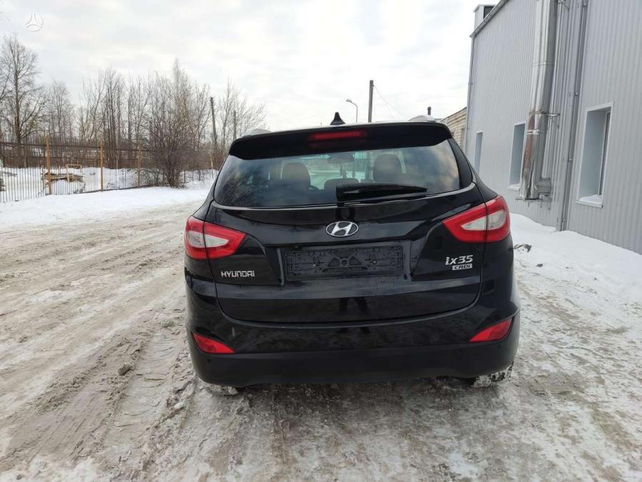 Black Hyundai ix35 2014 in Ukmerge, with an engine capacity of 1.69 L and mileage of 183 thousand km for 6250 €, photo 6 on AUTOMOTO.COM.LV