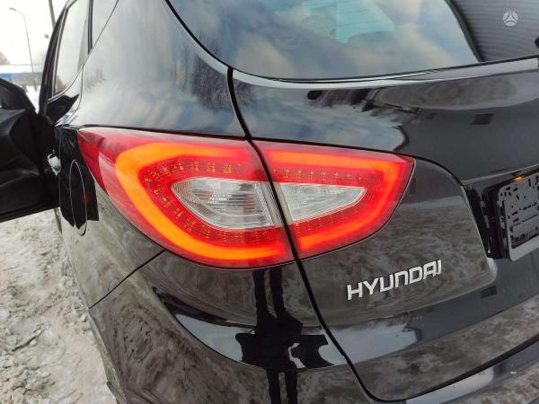Black Hyundai ix35 2014 in Ukmerge, with an engine capacity of 1.69 L and mileage of 183 thousand km for 6250 €, photo 8 on AUTOMOTO.COM.LV