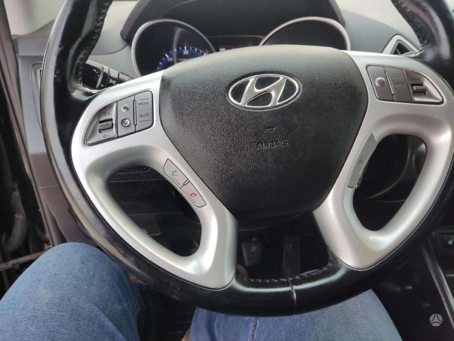 Black Hyundai ix35 2014 in Ukmerge, with an engine capacity of 1.69 L and mileage of 183 thousand km for 6250 €, photo 11 on AUTOMOTO.COM.LV