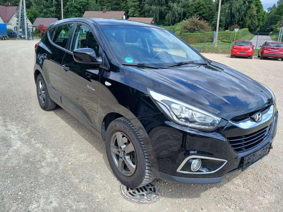 Black Hyundai ix35 2014 in Kelme, with an engine capacity of 1.59 L and mileage of 223 thousand km for 6700 €, photo 4 on AUTOMOTO.COM.LV