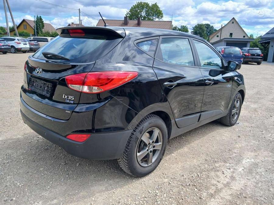 Black Hyundai ix35 2014 in Kelme, with an engine capacity of 1.59 L and mileage of 223 thousand km for 6700 €, photo 6 on AUTOMOTO.COM.LV