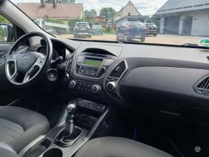 Black Hyundai ix35 2014 in Kelme, with an engine capacity of 1.59 L and mileage of 223 thousand km for 6700 €, photo 8 on AUTOMOTO.COM.LV