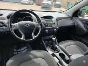Black Hyundai ix35 2014 in Kelme, with an engine capacity of 1.59 L and mileage of 223 thousand km for 6700 €, photo 9 on AUTOMOTO.COM.LV