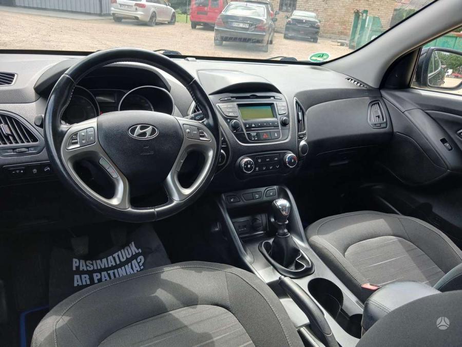 Black Hyundai ix35 2014 in Kelme, with an engine capacity of 1.59 L and mileage of 223 thousand km for 6700 €, photo 9 on AUTOMOTO.COM.LV
