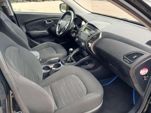 Black Hyundai ix35 2014 in Kelme, with an engine capacity of 1.59 L and mileage of 223 thousand km for 6700 €, photo 11 on AUTOMOTO.COM.LV