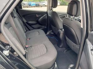 Black Hyundai ix35 2014 in Kelme, with an engine capacity of 1.59 L and mileage of 223 thousand km for 6700 €, photo 12 on AUTOMOTO.COM.LV