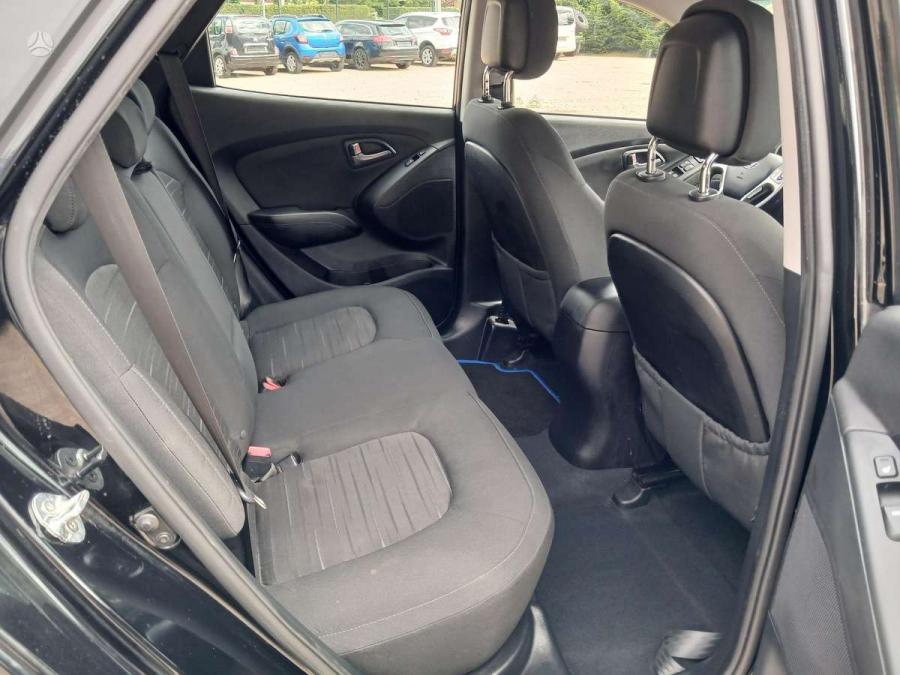 Black Hyundai ix35 2014 in Kelme, with an engine capacity of 1.59 L and mileage of 223 thousand km for 6700 €, photo 12 on AUTOMOTO.COM.LV