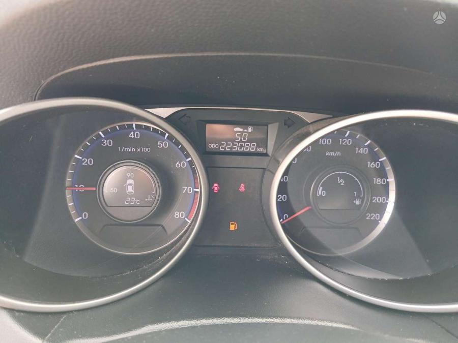 Black Hyundai ix35 2014 in Kelme, with an engine capacity of 1.59 L and mileage of 223 thousand km for 6700 €, photo 17 on AUTOMOTO.COM.LV