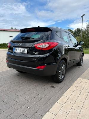 Hyundai ix35 2014 Rīga vietnē Melns Hyundai ix35 2014 Rīga, ar dzinēja tilpumu 2.00 L un nobraukumu 215 tūkst. km par 7500 €, foto 1 vietnē AUTOMOTO.COM.LV