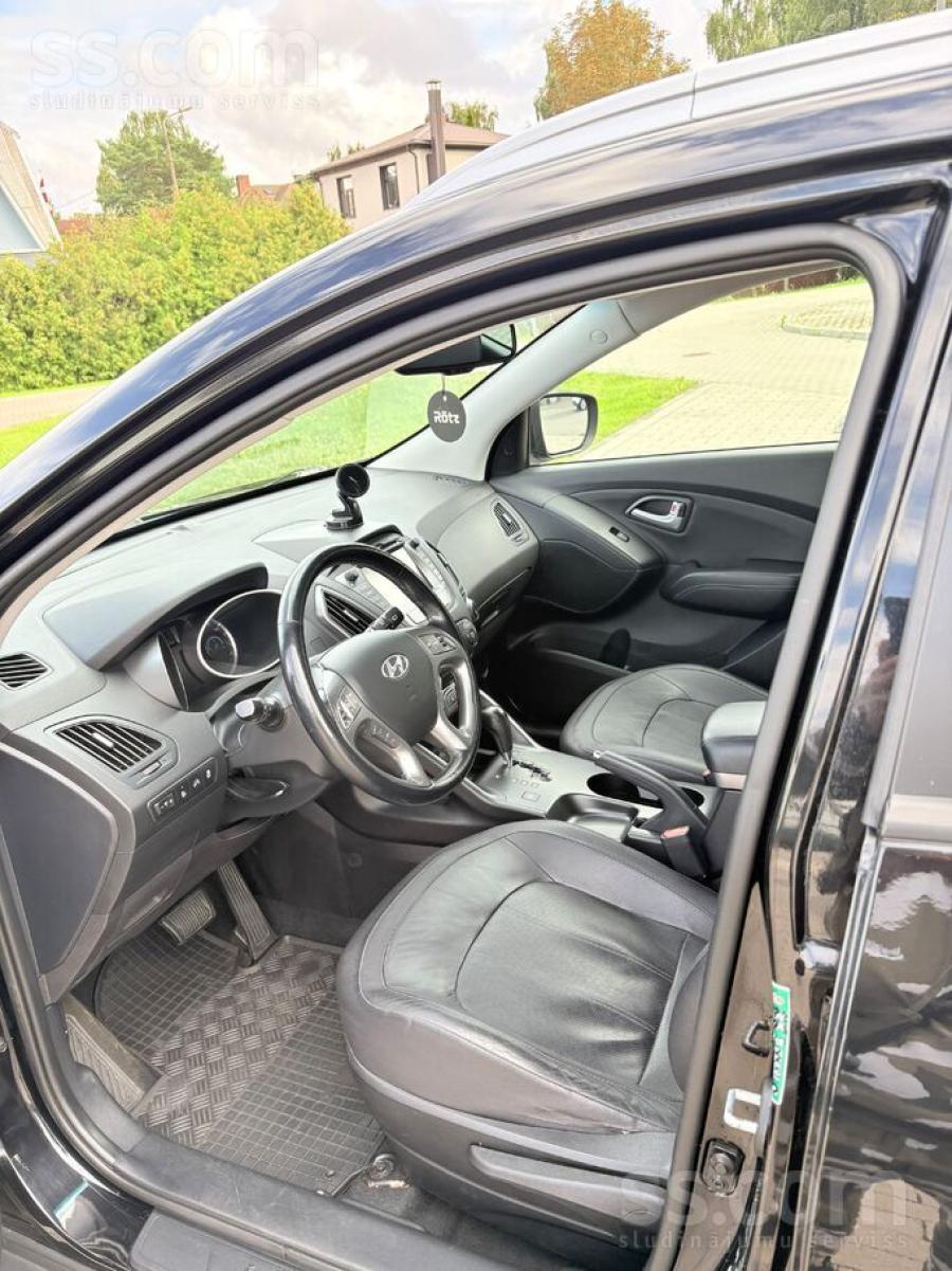 Melns Hyundai ix35 2014 Rīga, ar dzinēja tilpumu 2.00 L un nobraukumu 215 tūkst. km par 7500 €, foto 17 vietnē AUTOMOTO.COM.LV